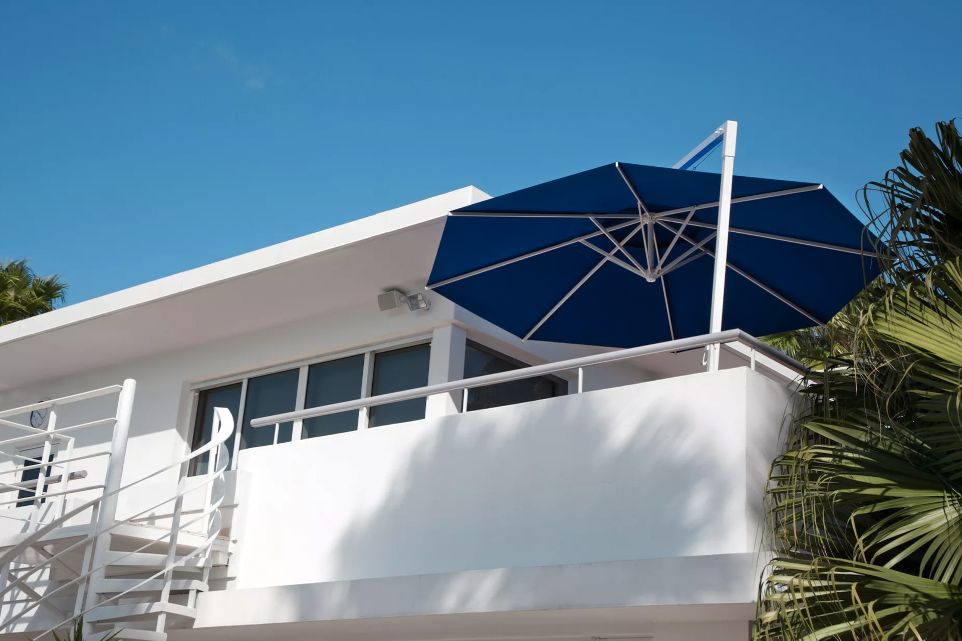 Stylish Heavy Duty Cantilever Parasol | Shade Space